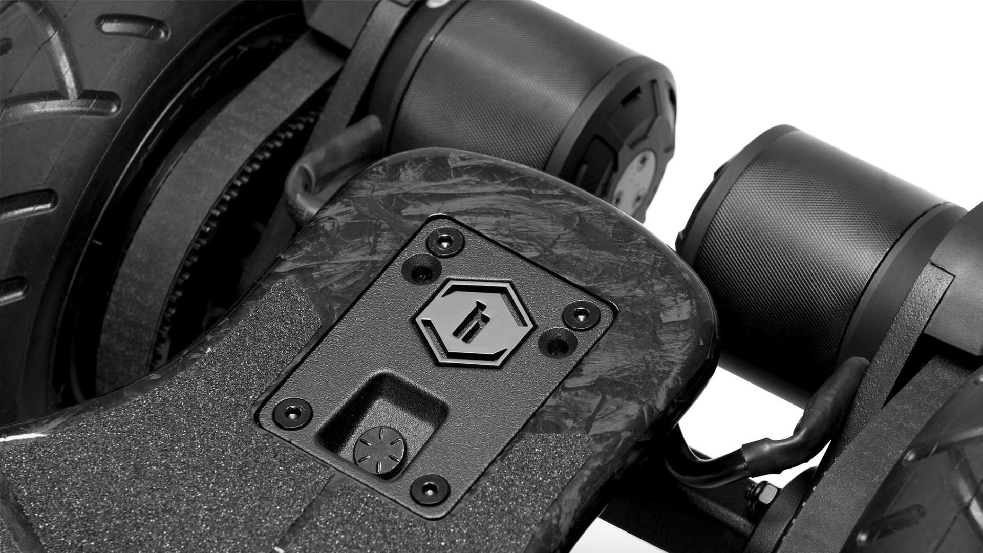 Dit Evolve Hadean Carbon elektrische skateboard houdt gewoon scooters ...